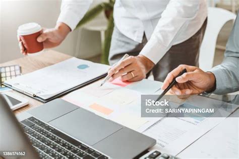 협력 비즈니스 팀 컨설팅 회의 기획 전략 및 브레인스토밍 새로운 비즈니스 프로젝트 25 29세에 대한 스톡 사진 및 기타 이미지 25 29세 2명 경영자 Istock