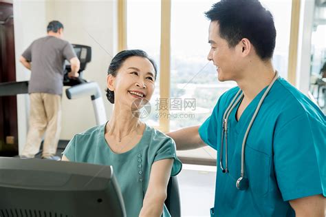 医生帮助患者康复锻炼高清图片下载 正版图片507654831 摄图网