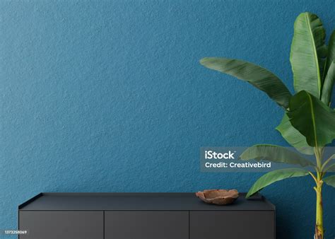 빈 파란색 벽 현대적인 스타일로 인테리어를 모의 뷰를 닫습니다 여유 공간 사진 텍스트 또는 다른 디자인의 공간을 복사합니다 사이드 보드 식물 3d 렌더링 0명에 대한 스톡