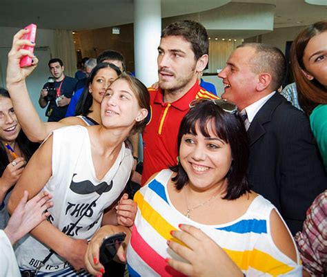 ქართველი გოგონების გარემოცვაში