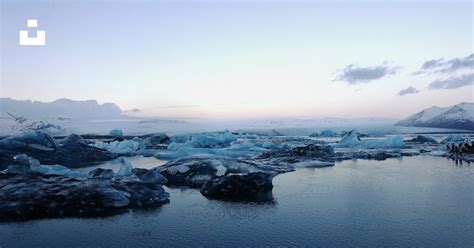 빙하 위에 서 있는 한 무리의 사람들 사진 Unsplash의 무료 아이슬란드 이미지