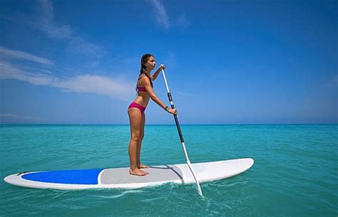 도시에서 짧은 머리로 서있는 Kpop 소녀 단발머리가 잘 어울리는 여고생 고화질 사진 사진 코 배경 일러스트 및 사진 무료