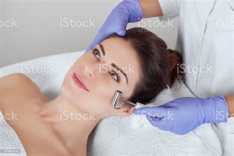 미용사는 뷰티 살롱에서 아름 다운 여자의 마이크로 치료 절차를 만든다 페이셜 마스크에 대한 스톡 사진 및 기타 이미지 페이셜 마스크 Electrophoresis