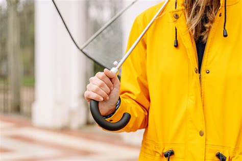 야외에서 투명한 우산을 가진 인식 할 수없는 여성의 클로즈업 우산에 대한 스톡 사진 및 기타 이미지 우산 후면 비 Istock