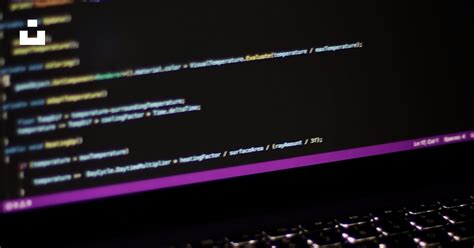 테이블 위에 앉아 있는 열린 노트북 컴퓨터의 스크린샷 사진 Unsplash의 무료 컴퓨터 이미지