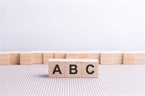 Abc 단어 나무 큐브 서에서 편지와 함께 나무 큐브 프리미엄 사진