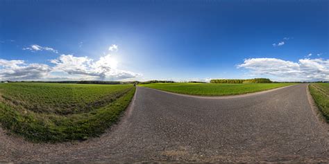 풀 이음매 없는 구형 Hdri 파노라마 360도 각도 전망 봄날 등장방형 프로젝션의 멋진 구름과 함께 Vr Ar 가상 현실