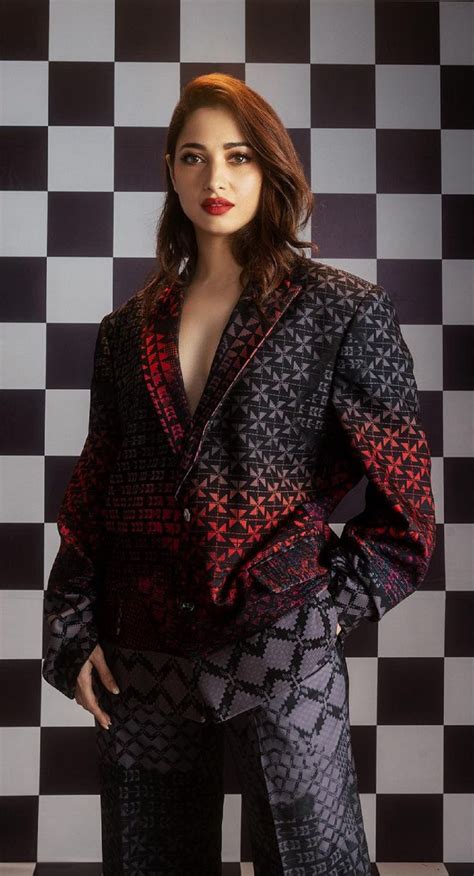 Tamannaah Bhatia చూపులతో చంపేస్తున్న తమన్నా భాటియా Namasthe Telangana