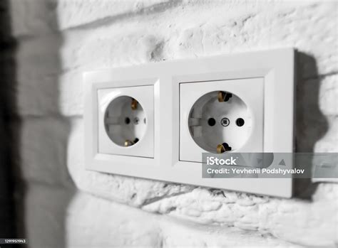 접지와 플라스틱 독일어 이중 소켓 콘센트 유형 F 빈 분리된 유럽 식 화이트 파워 소켓 또는 전기 콘센트 Cee 7 쌍에 벽돌