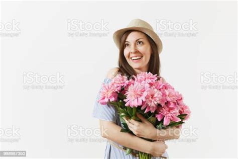 흰색 바탕에 파란색 드레스를 입고 모자 아름 다운 분홍색 모란 꽃의 꽃다발을 들고 젊은 부드러운 여자 고립 성 발렌타인의 날 국제 여성의 날 휴가 개념 광고 영역입니다 20