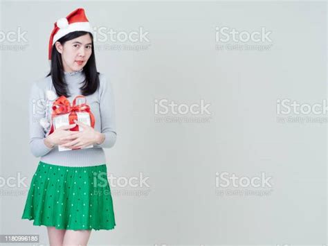 크리스마스 모자를 쓰고 흰색 배경에 고립 된 선물 상자를 들고있는 여성 12월에 대한 스톡 사진 및 기타 이미지 12월 겨울 공휴일 Istock