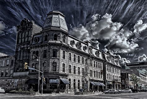 배경 화면 화이트 검은 단색화 시티 거리 도시 풍경 건축물 건물 하늘 눈 겨울 구름 호텔 지평선 발코니 캐나다 돌 백화점 박물관 중심지