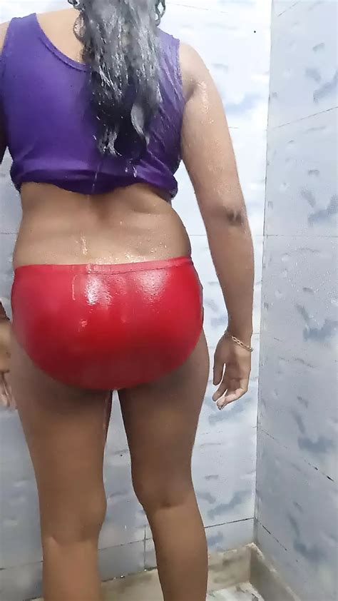 화장실에서 벌거벗은 목욕을 하고 보지에 손가락을 대고 사정하는 아름다운 소녀 xHamster