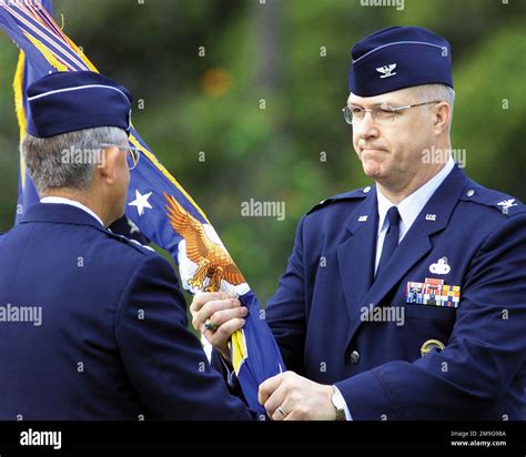 Le Colonel Albert Riggle Accepte Le Commandement De La Base Aérienne De 15th Abw Hickam Afb à