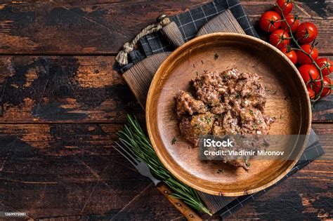 나무 접시에 쇠고기 고기를 삶은 어두운 나무 배경 맨 위 보기입니다 복사 공간 고기에 대한 스톡 사진 및 기타 이미지 고기 통조림 식품 볶다가 익히기 Istock