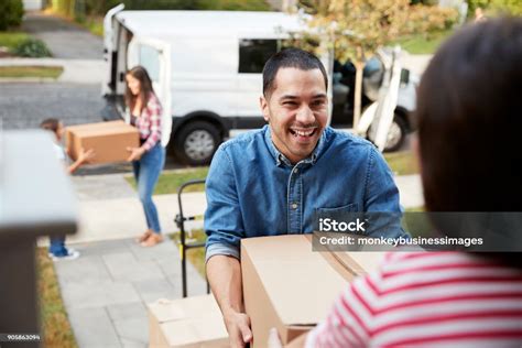 하루에 이동 하는 가족에 반에서 언로드 상자를 돕는 어린이 가족에 대한 스톡 사진 및 기타 이미지 가족 새 집으로 이사 야외 Istock