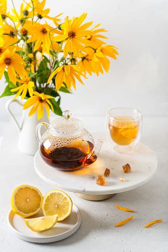 티 파티 가을 구성 뜨거운 찻주전자 차 두 잔 노란색 꽃다발 레몬과 니트 스카프 흰색 배경 측면도 가을 가을 컨셉 인사말 카드 메뉴 포스터 가을에 대한 스톡 사진 및 기타