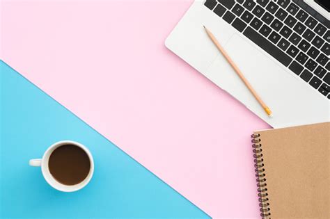 최소한의 작업 공간크리에이 티브 플랫이 하다 작업 영역 책상의 사진 상위 뷰 사무실 책상 노트북 노트북와 파스텔 컬러 배경에 커피 컵 보기 복사 공간 탑 사진 평평 하다