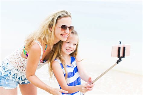 아름 다운 어머니와 그녀의 귀여운 딸 Selfi 태국에서 해변에서 그녀의 전화를 하 고 2명에 대한 스톡 사진 및 기타 이미지 2명 가족 귀여운 Istock