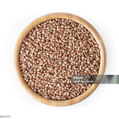 클리핑 경로와 흰색 배경에 고립 된 나무 그릇에 볶은 메 밀 곡물 메밀에 대한 스톡 사진 및 기타 이미지 메밀 컷아웃 0명 Istock