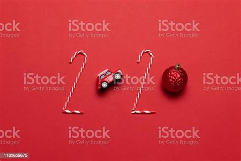 크리스마스와 새해 휴일 2020 비문 다양한 장식 개체 클래식 빨간 유리 Baubles 공 빨간 배경에 장난감 자동차 2020년에 대한 스톡 사진 및 기타 이미지 Istock