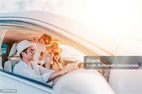 좋아하는 자동차로 해변 여행을 즐기는 가족의 초상화 부모와 자녀는 바다로가는 길을 여행하고 있습니다 Junts Pel Sí에 대한 스톡 사진 및 기타 이미지 Istock