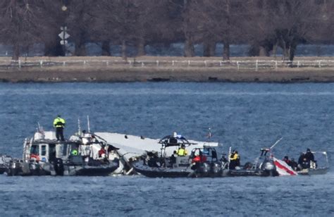 In Photos Investigators Retrieve Crash Debris From Potomac River February 1 2025 Reuters