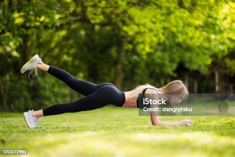 Стокове фото Приваблива Дівчина Що Займається Йогою Молода Жінка Вгору Дошка Позувати З Ногою На