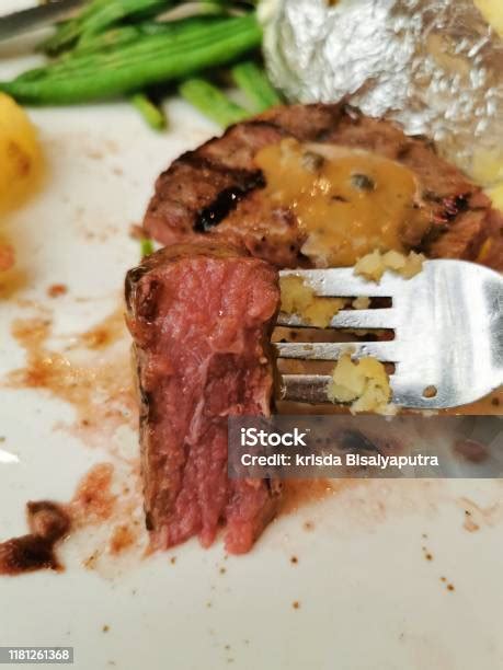레스토랑 방콕 태국에서 희귀 곡물 피드 암소 매체에서 신선한 육즙 쇠고기 스테이크 0명에 대한 스톡 사진 및 기타 이미지 0명 고기 굽기 Istock