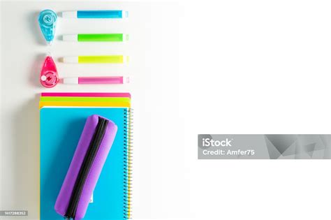 학교 개념으로 돌아 가기 흰색 배경 테이블에 학교 및 사무용품 복사 공간이있는 평면 디자인 0명에 대한 스톡 사진 및 기타 이미지 Istock