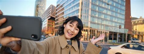 Lächelndes Koreanisches Mädchen Das Die Stadt Zeigt Und Ein Selfie Vor