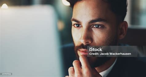 디지털 에이전시에서 컴퓨터 사업 계획 및 온라인 프로젝트에 대한 아이디어를 가진 읽기 생각 및 사무실에 있는 남자 연구 밤 책상에서 이메일 보고서 또는 검토를 확인하는