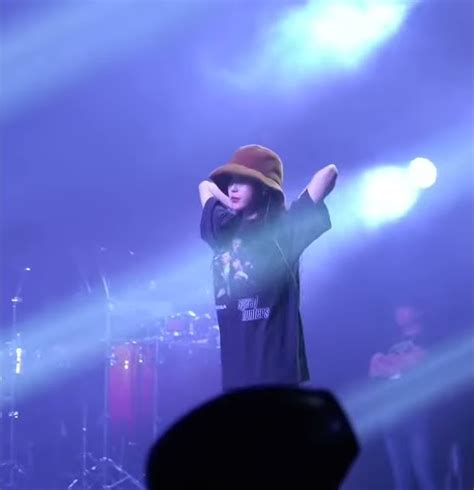 기지개 켜는 아이유 Youtube