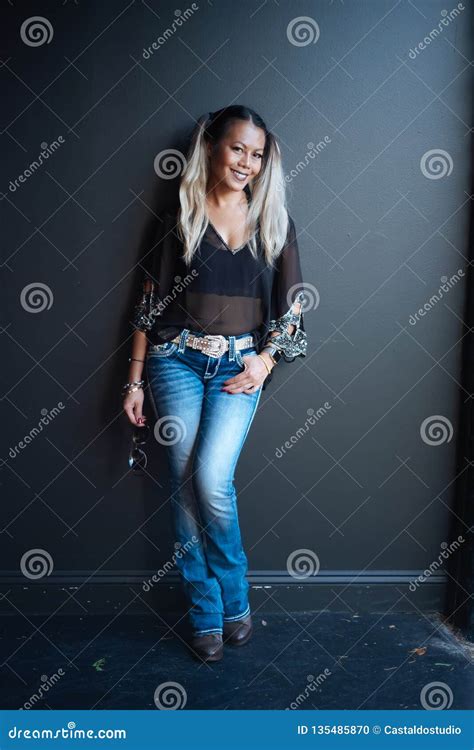 Fille Asiatique Sexy Et Heureuse Avec Un Fond Noir Photo Stock Image