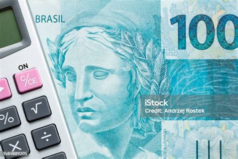 계산기와 브라질 100 레알 지폐 브라질 돈 금융 개념 클로즈업 개념에 대한 스톡 사진 및 기타 이미지 개념 경제 계산기 Istock