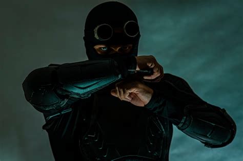 방 탄 조끼에 무장된 스파이입니다 보호 안경입니다 군사 칼 공격을 위해 준비 됩니다 검은색에 대한 스톡 사진 및 기타 이미지