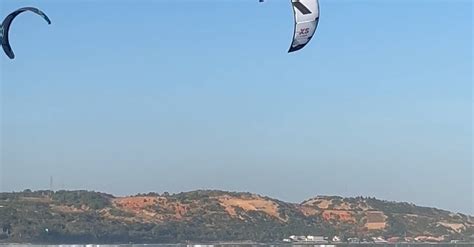 공중 낙하산 레저 레크리에이션 맑은 날 모래 모험 물 바다 바다 경치 바다의 바람 서핑보드 서핑하다 손을 흔들다 수상 스포츠 스릴 스포츠