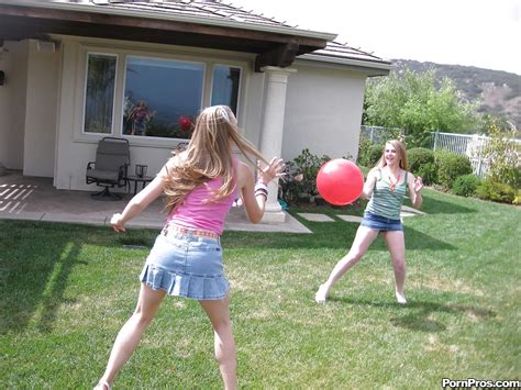 Playful Babe Sunset Diamond Doesnt Mind Groupsex With Tons Of Bukkake