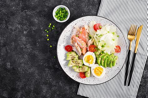 케톤 생성 식단 아침 식사 계란 생선과 아보카도 양상추와 씨앗 저탄수화물 고지방 아침 식사 케토 팔레오 메뉴 상단 보기 플랫 레이 개념에 대한 스톡 사진 및 기타 이미지