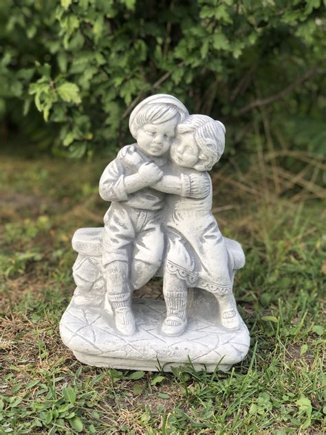 Садова фігура скульптура статуетка пара дітей на лавці в сірому кольорі для декору саду з