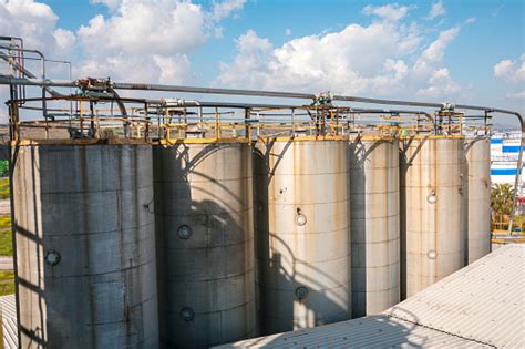 화학 산업 공장 공장 또는 시설 공장에서 석유 및 가스 정유 공장 화학 공장의 강철 파이프 라인 튜브 컨테이너 및 탱크 가솔린에 대한 스톡 사진 및 기타 이미지 Istock