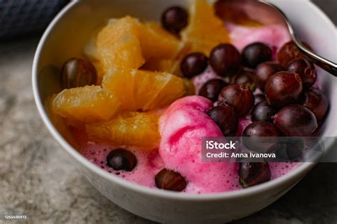 과일과 열매가 있는 여름 상쾌한 디저트 오렌지 펄프와 구스베리를 곁들인 그릇에 담긴 핑크 아이스크림 0명에 대한 스톡 사진 및 기타 이미지 Istock