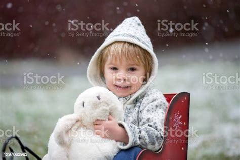 아름다운 금발의 유아 아이 소년 첫 번째 눈으로 공원에서 재생 수제 니트 스웨터와 소년 12월에 대한 스톡 사진 및 기타 이미지 12월 1월 2월 Istock