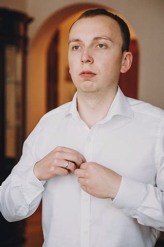 세련 된 신랑 결혼식 전에 부드러운 조명 창문 가까이 아침에 준비 하 고 흰 셔츠에 결혼 의식에 대한 스톡 사진 및 기타 이미지 결혼 의식 결혼식 기혼 Istock