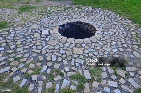 화강암 천연 자갈에 나무 거대한 공원 벤치 모양 블록 불규칙 갈색 회색 포장 오크 나무 프리즘 은 한 조각 트렁크 원형 벽난로 전망대 마당 셀틱에서 그린 구멍에 대한 스톡