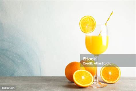 신선한 오렌지 주스와 세관 색 배경에 대 한 회색 테이블에 오렌지 텍스트 공간을 가진 유리 신선한 천연 음료 0명에 대한 스톡 사진 및 기타 이미지 Istock