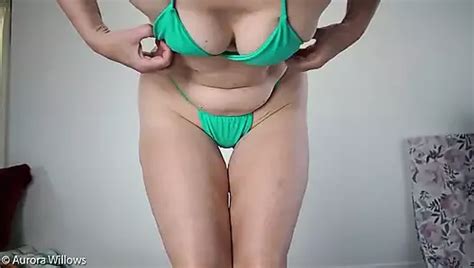 Растяжка в крошечном микробикини Xhamster