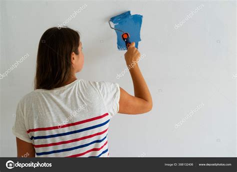 Девушка красит стену вид сзади 82 фото