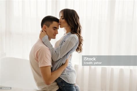 사랑 남자와 여자 아파트에서 함께 포옹하는 사랑스러운 갈색 머리 커플의 이미지 공간을 복사합니다 2명에 대한 스톡 사진 및 기타 이미지 Istock