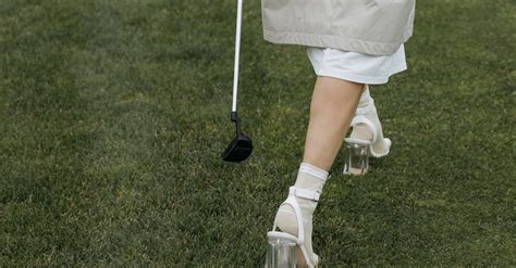 개척 스타일 걷고 있는 고상한 골퍼 골프 액세서리 골프 용품 골프 치는 골프 코스 골프 클럽 골프장 다양한 스타일 독특한 라이프스타일 럭셔리 레저